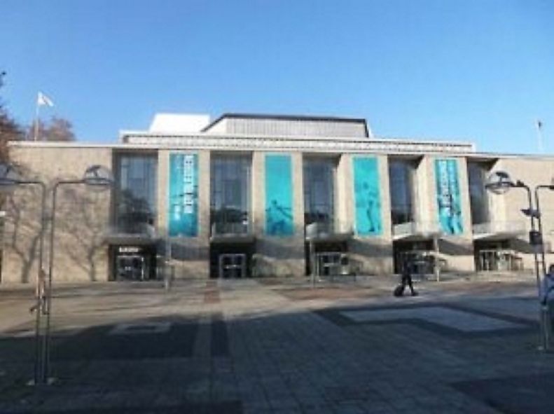 Köln, Oper Köln, Sanierung €253, Etat € 35: Gespräch mit Intendant ...